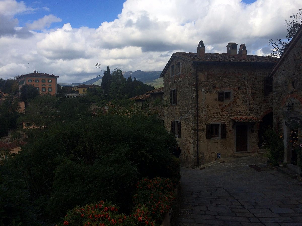 Questo borgo toscano deve il suo nome ad un burrone