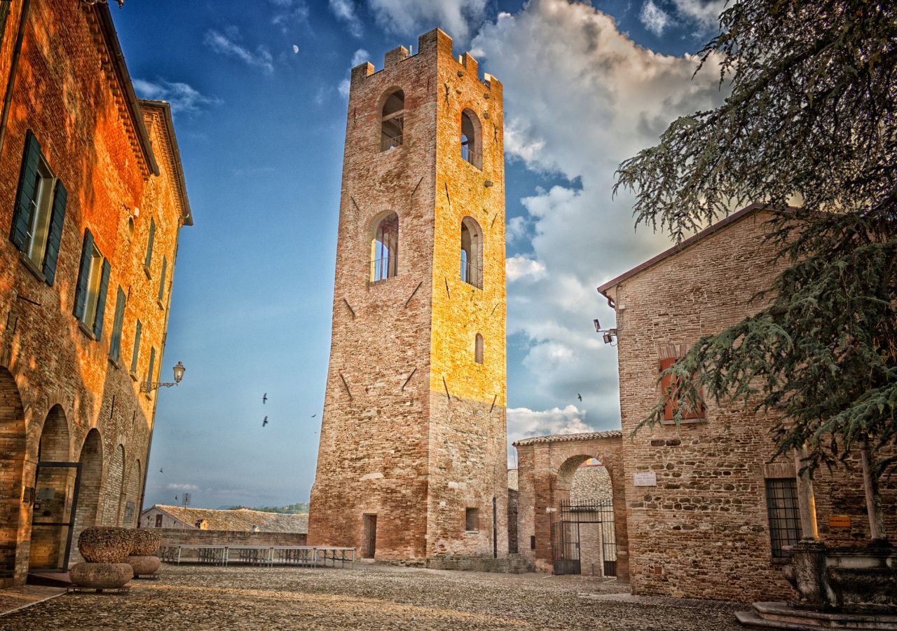 Tra le colline della Romagna il borgo del museo dedicato ai lampioni