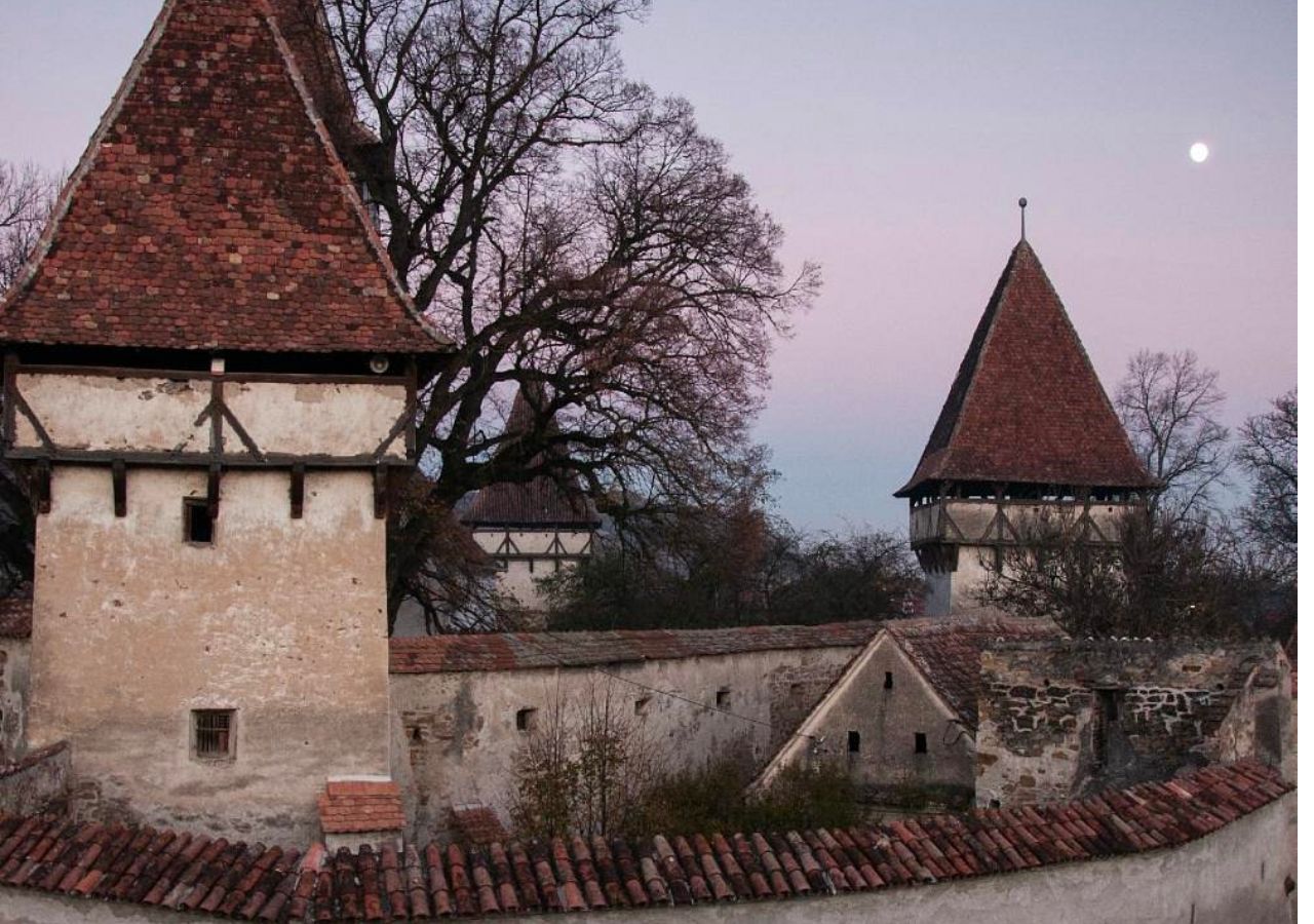 Il borgo delle cinque torri: tra storia medievale e sapori autentici ...
