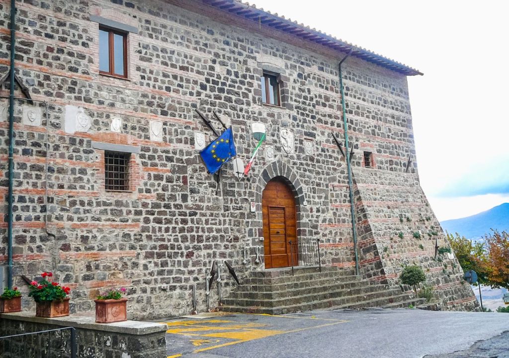 La leggenda di Ghino di Tacco e la fortezza del borgo: il panorama più ...