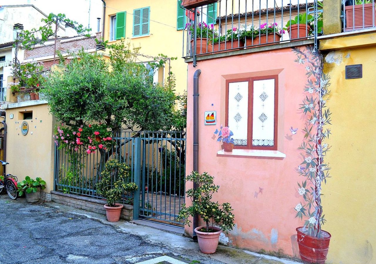 Tra vele e casette colorate: il fascino di El Gugul a Fano
