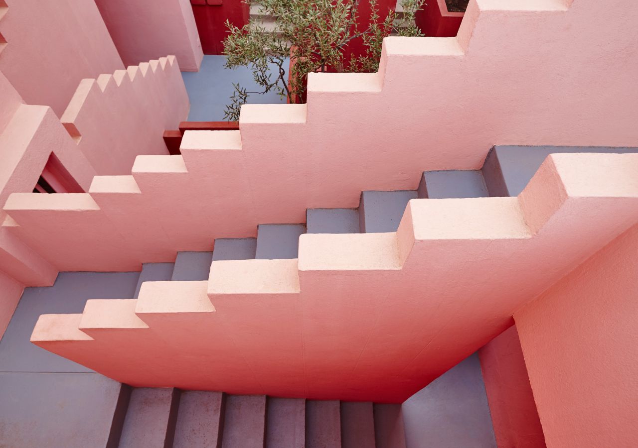 La scale colorate di Squid Game esistono veramente e sono in Spagna